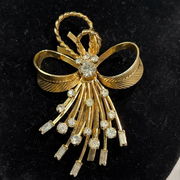 Sarah Coventry | Jewelry | Vintage Sarah Coventry Vogue Brooch Bow ...